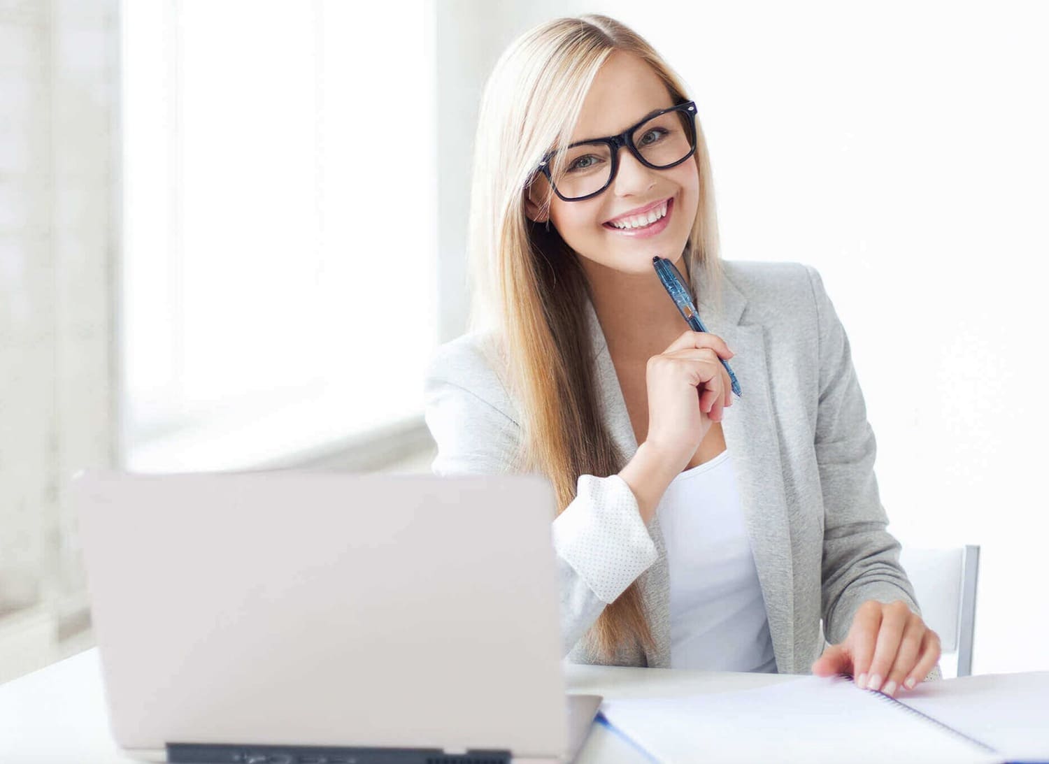 Salário R$ 2.000,00: Empresa Contrata Recepcionista. Salário R$ 2.000,00: Empresa Contrata Recepcionista.