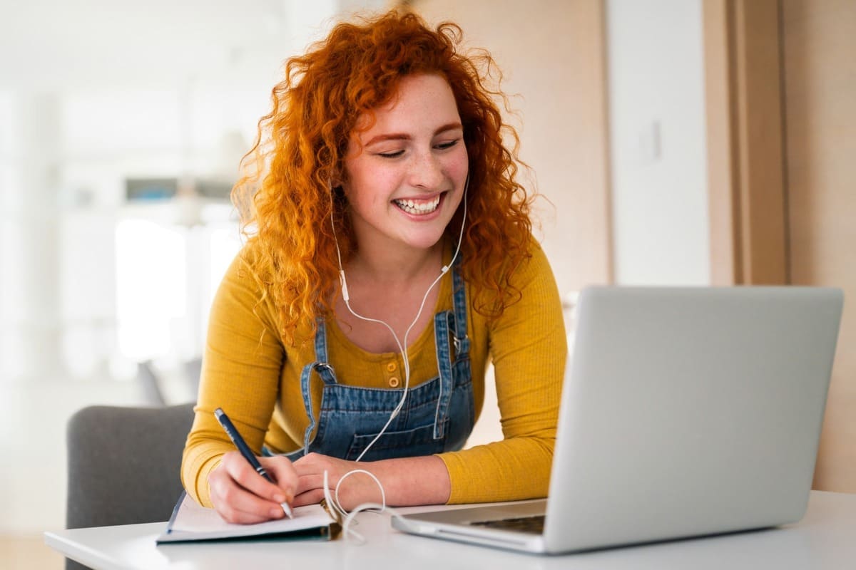 Trabalhe de Casa (CLT) de Segunda a Sexta-feira, Recebendo R$ 2 Mil Reais.